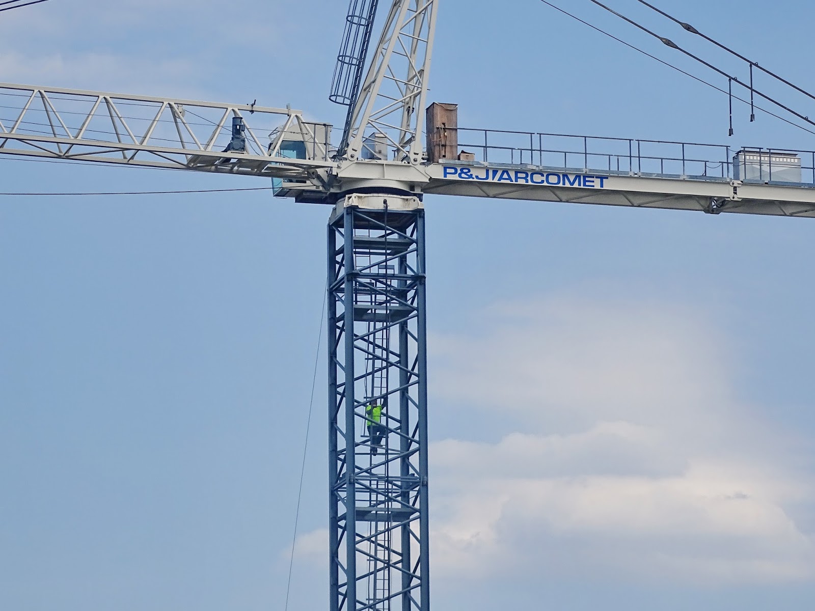 Operator Tower Crane: Tak boleh ke tandas sepanjang waktu bekerja ...