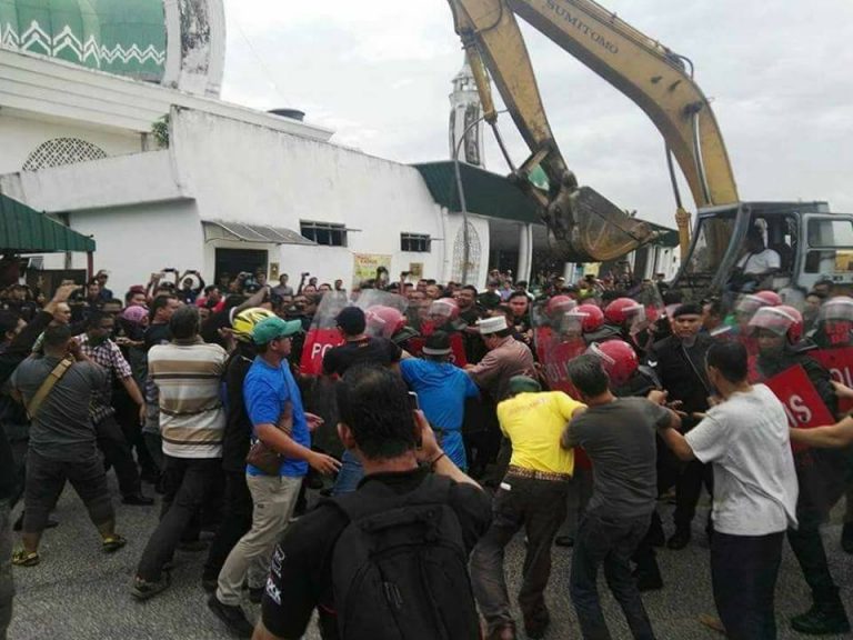 Rumah-rumah kat Masjid Subang Airport dirobohkan, tapi ia kuasa negeri ...