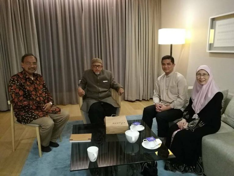 Kronologi Azmin Ali: Dari anak angkat Mahathir ke musuh Anwar Ibrahim Kronologi Azmin Ali: Dari anak angkat Mahathir ke musuh Anwar Ibrahim