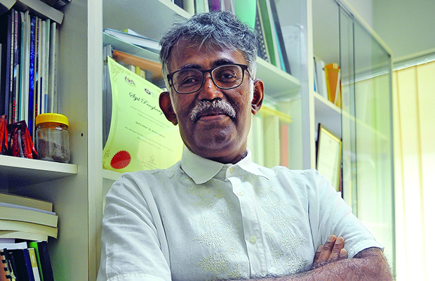 Lima orang hebat ni dapat gelaran 'Profesor Ulung' | SOSCILI