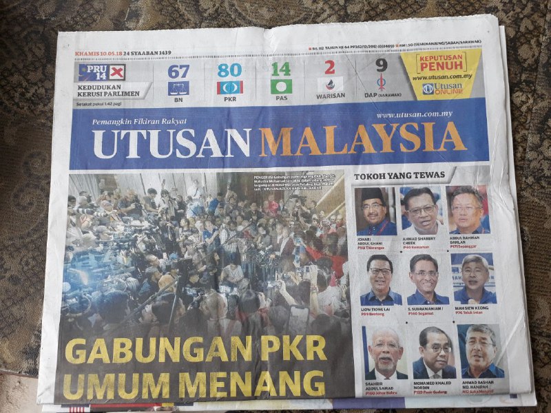 Ini muka depan akhbar Malaysia lepas kalahnya BN yang dah memerintah ...