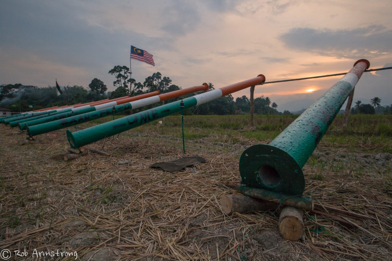 Meriam Kampung Talang: Pesta dentuman meriam besi yang direstui ...