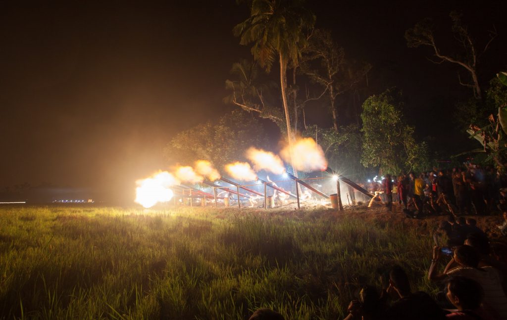 Meriam Kampung Talang: Pesta dentuman meriam besi yang direstui ...